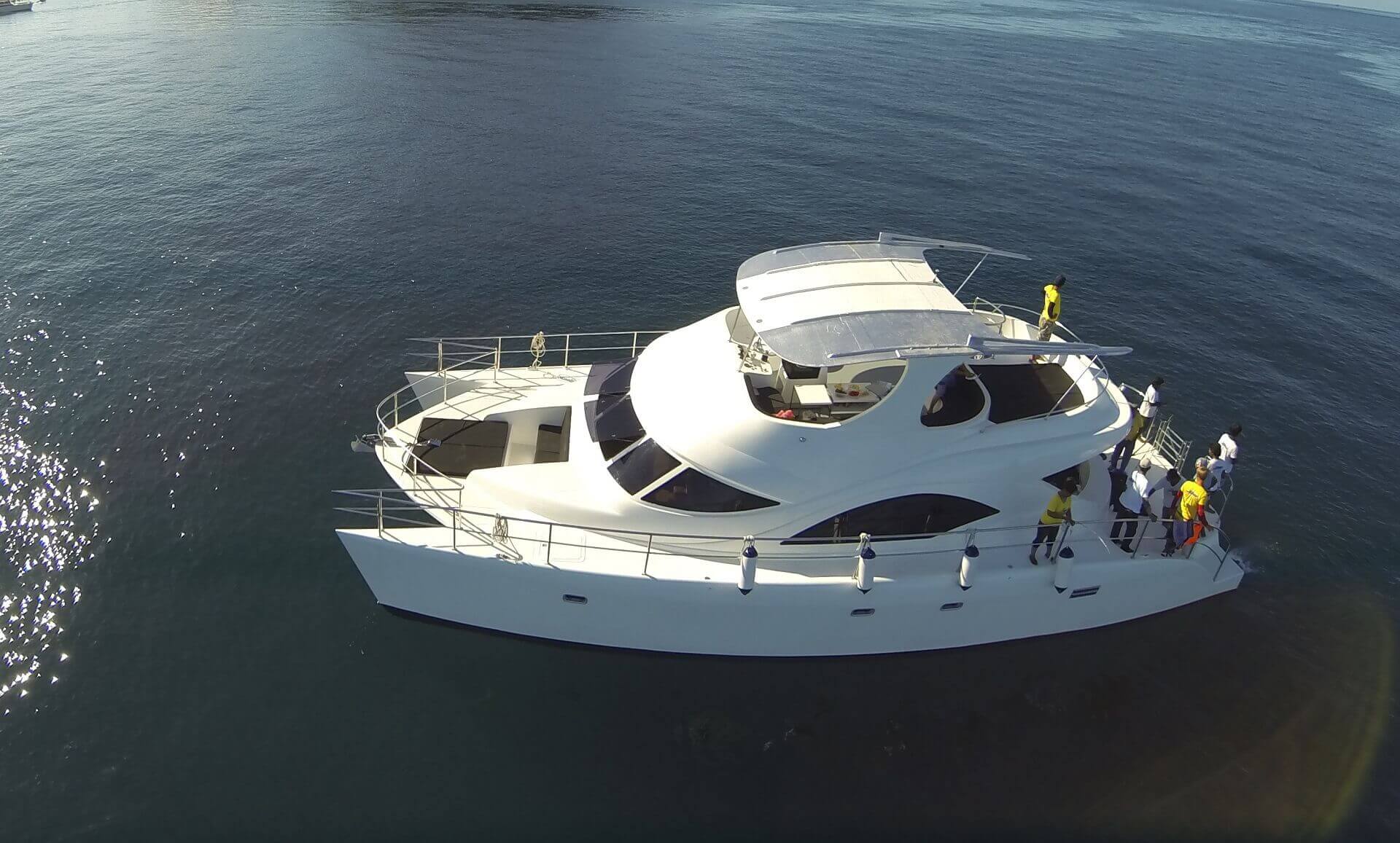 Catamaran - 50 pax — SVENSUNTRAVEL